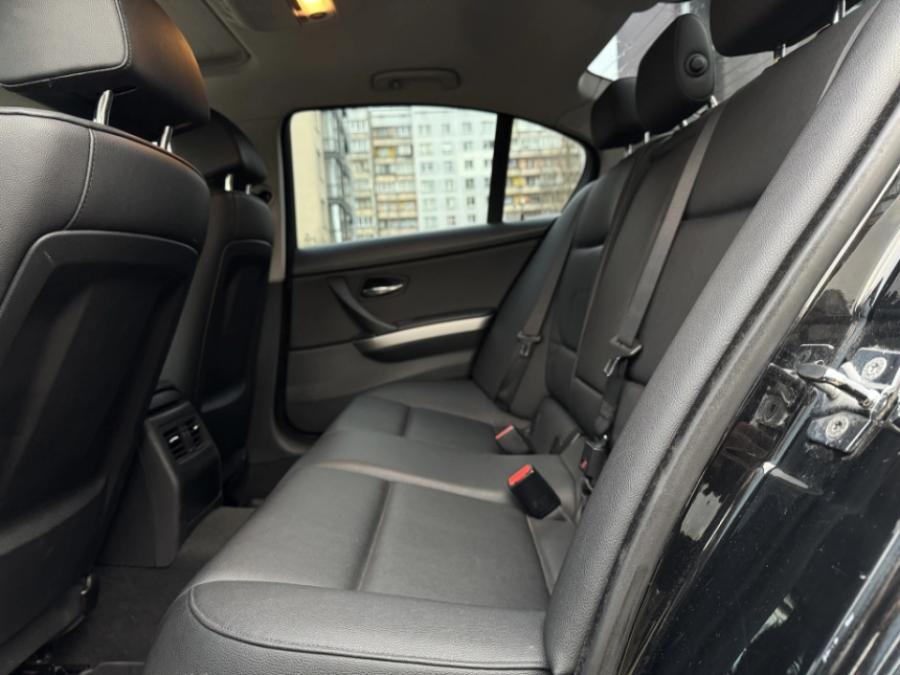 Melns BMW 320 2006 Rīga, ar dzinēja tilpumu 2.00 L un nobraukumu 305 tūkst. km par 3990 €, foto 20 vietnē AUTOMOTO.COM.LV