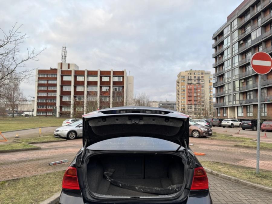 Melns BMW 320 2006 Rīga, ar dzinēja tilpumu 2.00 L un nobraukumu 305 tūkst. km par 3990 €, foto 21 vietnē AUTOMOTO.COM.LV
