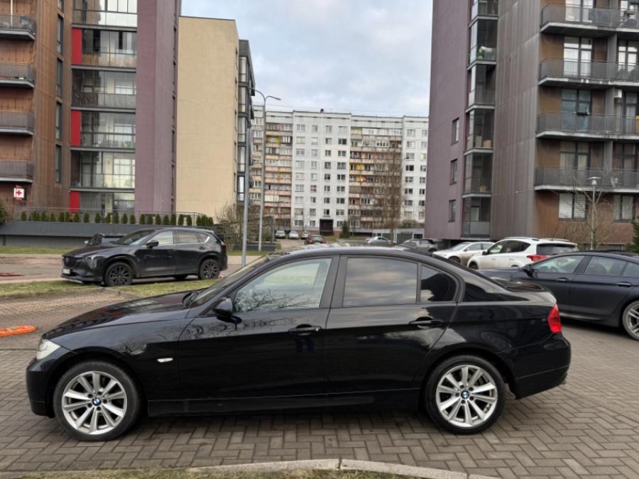 Melns BMW 320 2006 Rīga, ar dzinēja tilpumu 2.00 L un nobraukumu 305 tūkst. km par 3990 €, foto 28 vietnē AUTOMOTO.COM.LV