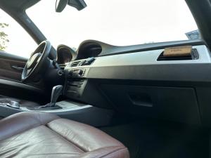 Melns BMW 320 2006 Rīga, ar dzinēja tilpumu 2.00 L un nobraukumu 328 tūkst. km par 3990 €, foto 5 vietnē AUTOMOTO.COM.LV