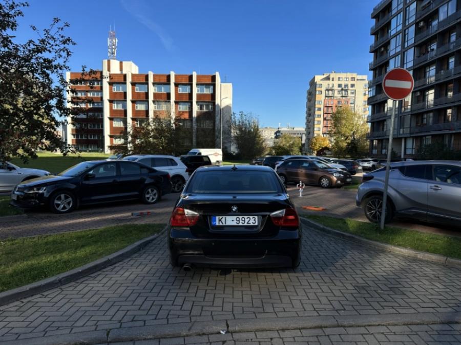 Melns BMW 320 2006 Rīga, ar dzinēja tilpumu 2.00 L un nobraukumu 328 tūkst. km par 3990 €, foto 26 vietnē AUTOMOTO.COM.LV