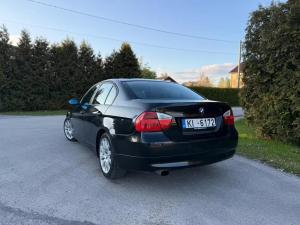 Black BMW 320 2006 in Riga, with an engine capacity of 2.00 L and mileage of 412 thousand km for 3700 €, photo 5 on AUTOMOTO.COM.LV