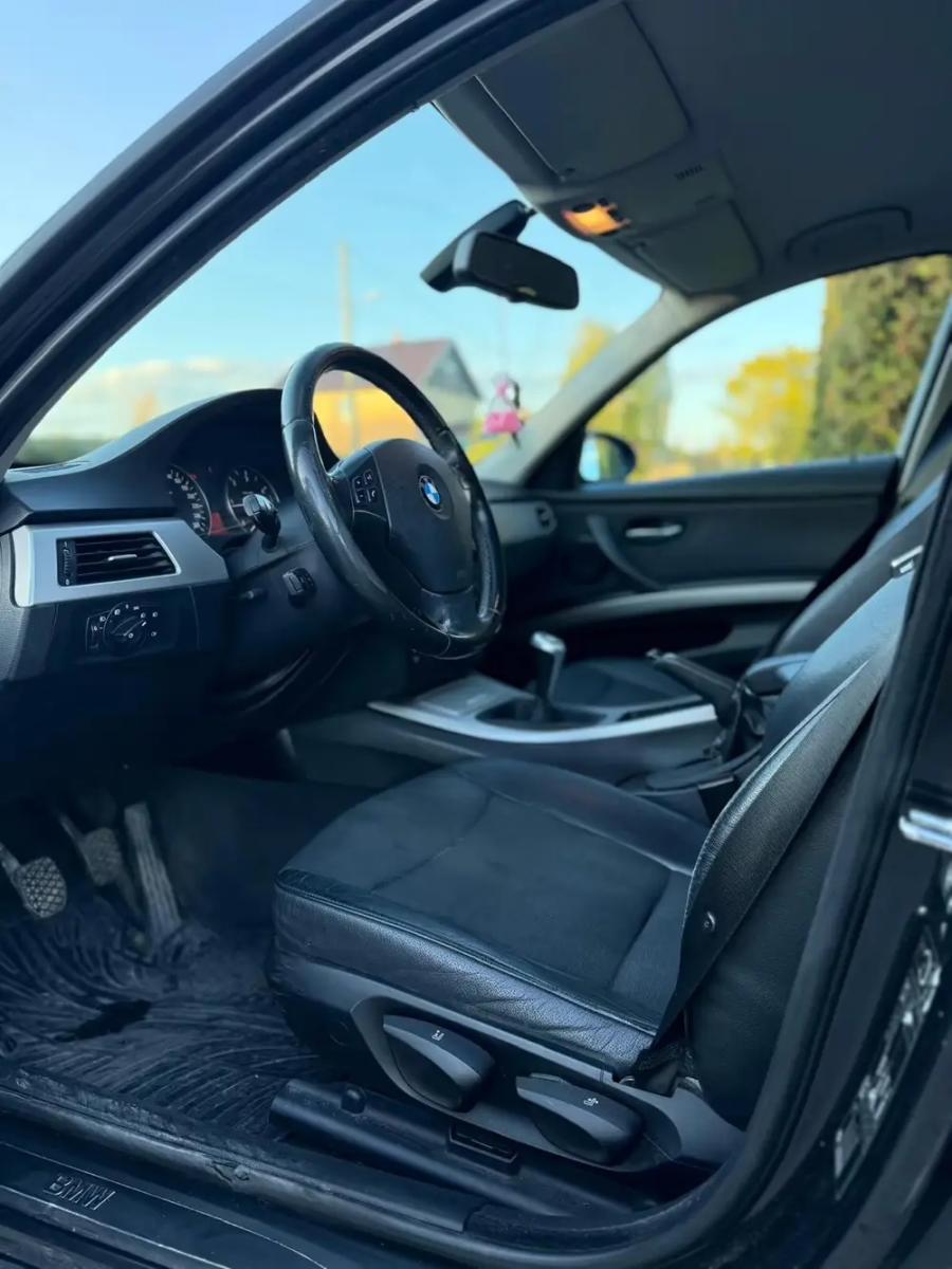 Black BMW 320 2006 in Riga, with an engine capacity of 2.00 L and mileage of 412 thousand km for 3700 €, photo 6 on AUTOMOTO.COM.LV
