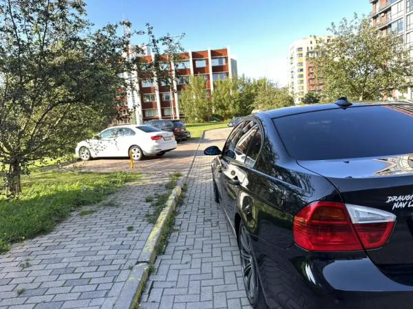 Melns BMW 320 2006 Rīga, ar dzinēja tilpumu 2.00 L un nobraukumu 264 tūkst. km par 3990 €, foto 6 vietnē AUTOMOTO.COM.LV