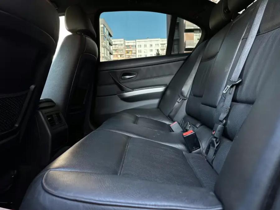 Black BMW 320 2006 in Riga, with an engine capacity of 2.00 L and mileage of 264 thousand km for 3990 €, photo 17 on AUTOMOTO.COM.LV