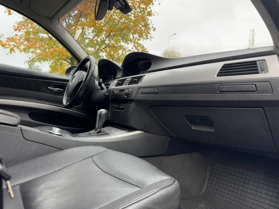 Black BMW 320 2006 in Riga, with an engine capacity of 2.00 L and mileage of 390 thousand km for 4490 €, photo 15 on AUTOMOTO.COM.LV