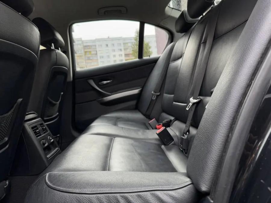 Black BMW 320 2006 in Riga, with an engine capacity of 2.00 L and mileage of 390 thousand km for 4490 €, photo 16 on AUTOMOTO.COM.LV