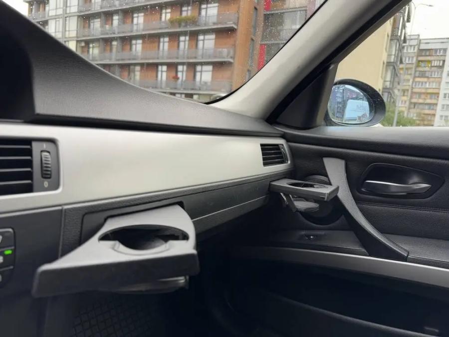 Black BMW 320 2006 in Riga, with an engine capacity of 2.00 L and mileage of 390 thousand km for 4490 €, photo 30 on AUTOMOTO.COM.LV