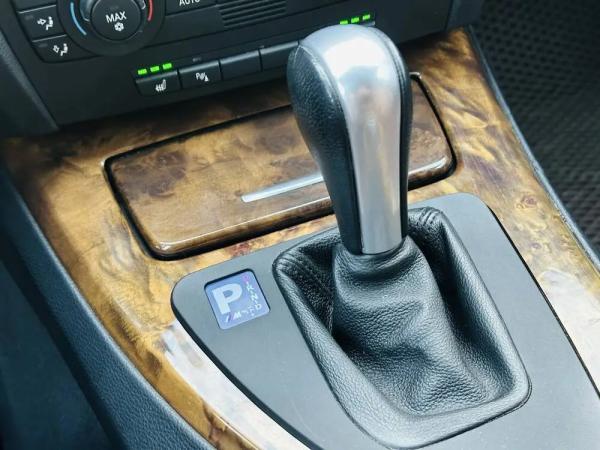 Black BMW 320 2006 in Riga, with an engine capacity of 2.00 L and mileage of 187 thousand km for 3990 €, photo 10 on AUTOMOTO.COM.LV