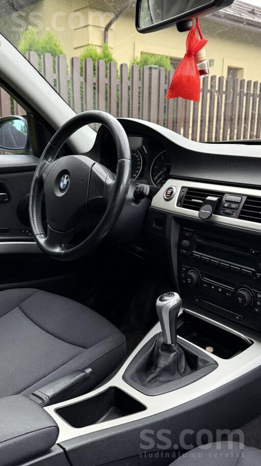 Black BMW 320 2006 in Riga, with an engine capacity of 2.00 L and mileage of 264 thousand km for 3600 €, photo 4 on AUTOMOTO.COM.LV