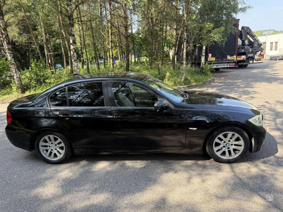 Black BMW 320 2006 in Vilnius, with an engine capacity of 2.00 L and mileage of 299 thousand km for 2500 €, photo 5 on AUTOMOTO.COM.LV