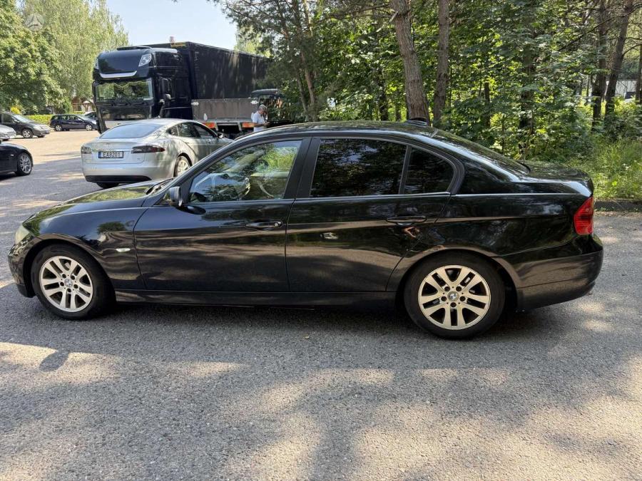 Black BMW 320 2006 in Vilnius, with an engine capacity of 2.00 L and mileage of 299 thousand km for 2500 €, photo 7 on AUTOMOTO.COM.LV
