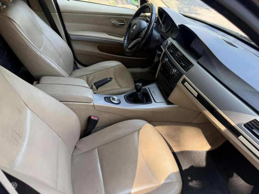 Black BMW 320 2006 in Vilnius, with an engine capacity of 2.00 L and mileage of 299 thousand km for 2500 €, photo 8 on AUTOMOTO.COM.LV