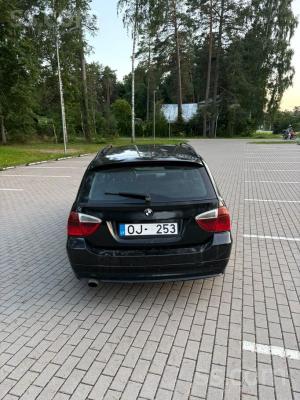 Black BMW 320 2006 in Riga, with an engine capacity of 2.00 L and mileage of 380 thousand km for 2200 €, photo 4 on AUTOMOTO.COM.LV