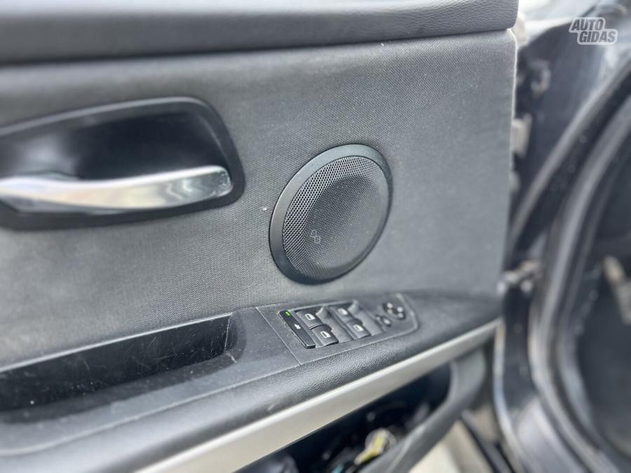Melns BMW 320 2006 Šilutė, ar dzinēja tilpumu 2.00 L un nobraukumu 263 tūkst. km par 3499 €, foto 19 vietnē AUTOMOTO.COM.LV