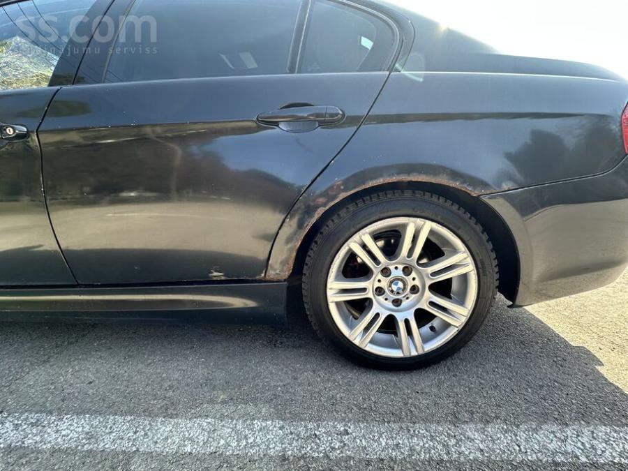 Black BMW 320 2007 in Ogre, with an engine capacity of 2.00 L and mileage of 305 thousand km for 3000 €, photo 17 on AUTOMOTO.COM.LV