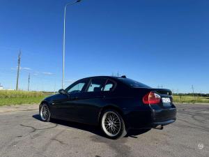 Melns BMW 320 2007 Panevēža, ar dzinēja tilpumu 2.00 L un nobraukumu 516 tūkst. km par 3750 €, foto 7 vietnē AUTOMOTO.COM.LV
