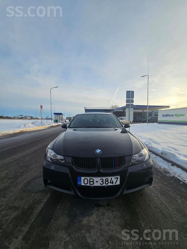 Black BMW 320 2008 in Riga, with an engine capacity of 2.00 L and mileage of 240 thousand km for 4000 €, photo 4 on AUTOMOTO.COM.LV
