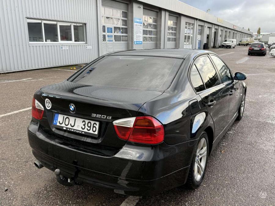 Black BMW 320 2008 in Klaipeda, with an engine capacity of 2.00 L and mileage of 280 thousand km for 2600 €, photo 4 on AUTOMOTO.COM.LV