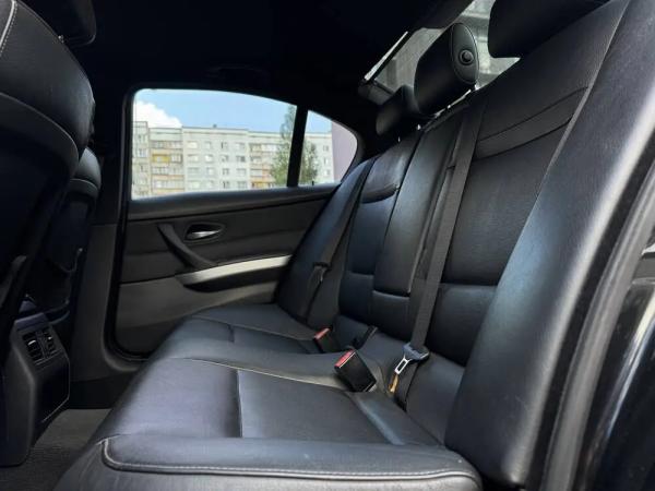 Black BMW 320 2008 in Riga, with an engine capacity of 2.00 L and mileage of 390 thousand km for 5390 €, photo 8 on AUTOMOTO.COM.LV