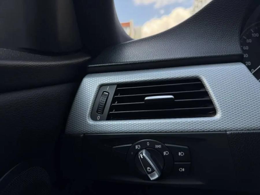 Melns BMW 320 2008 Rīga, ar dzinēja tilpumu 2.00 L un nobraukumu 390 tūkst. km par 5390 €, foto 26 vietnē AUTOMOTO.COM.LV