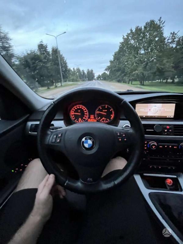 Melns BMW 320 2008 Joniškis, ar dzinēja tilpumu 2.00 L un nobraukumu 278 tūkst. km par 3650 €, foto 5 vietnē AUTOMOTO.COM.LV