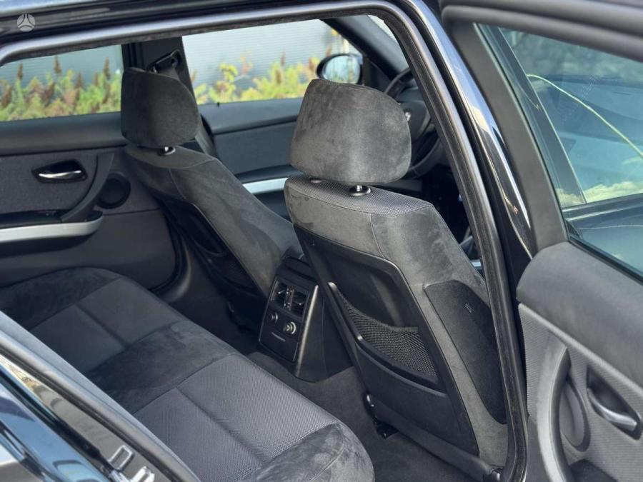 Melns BMW 320 2008 Viļņa, ar dzinēja tilpumu 2.00 L un nobraukumu 279 tūkst. km par 3800 €, foto 12 vietnē AUTOMOTO.COM.LV