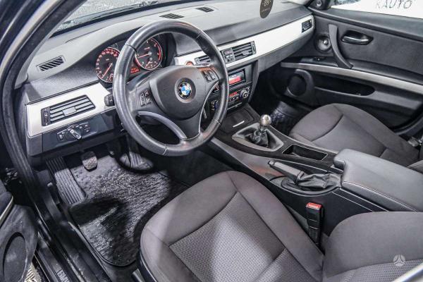 Melns BMW 320 2009 Kauņa, ar dzinēja tilpumu 2.00 L un nobraukumu 292 tūkst. km par 5490 €, foto 5 vietnē AUTOMOTO.COM.LV