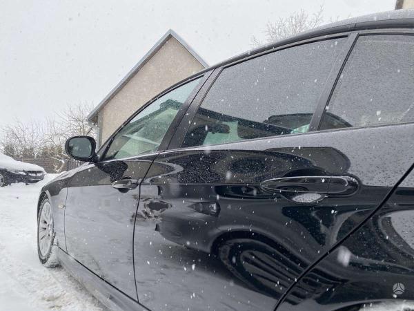 Black BMW 320 2009 in Siauliai, with an engine capacity of 2.00 L and mileage of 290 thousand km for 4350 €, photo 6 on AUTOMOTO.COM.LV