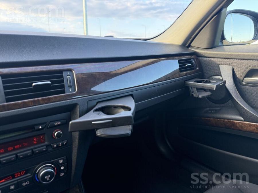 Black BMW 320 2009 in Ogre, with an engine capacity of 2.00 L and mileage of 223 thousand km for 5500 €, photo 17 on AUTOMOTO.COM.LV