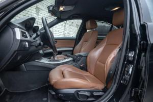 Melns BMW 320 2009 Liepāja, ar dzinēja tilpumu 2.00 L un nobraukumu 259 tūkst. km par 5500 €, foto 12 vietnē AUTOMOTO.COM.LV