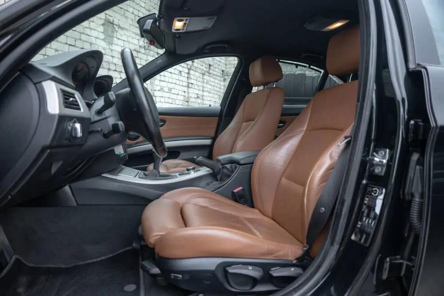 Melns BMW 320 2009 Liepāja, ar dzinēja tilpumu 2.00 L un nobraukumu 259 tūkst. km par 5500 €, foto 12 vietnē AUTOMOTO.COM.LV
