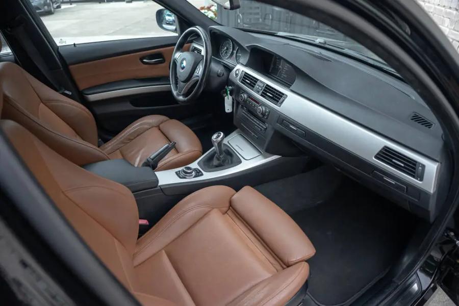 Melns BMW 320 2009 Liepāja, ar dzinēja tilpumu 2.00 L un nobraukumu 259 tūkst. km par 5500 €, foto 16 vietnē AUTOMOTO.COM.LV