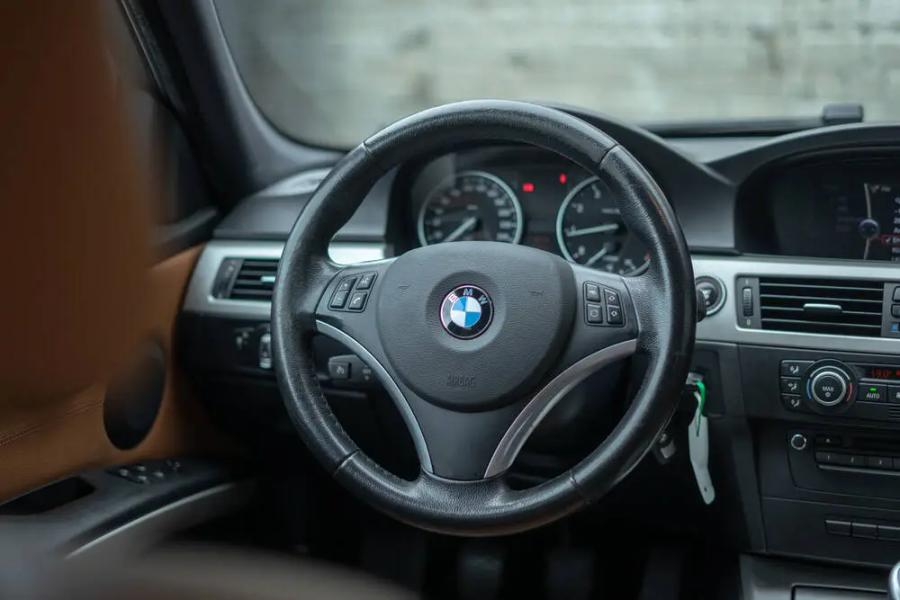 Melns BMW 320 2009 Liepāja, ar dzinēja tilpumu 2.00 L un nobraukumu 259 tūkst. km par 5500 €, foto 20 vietnē AUTOMOTO.COM.LV