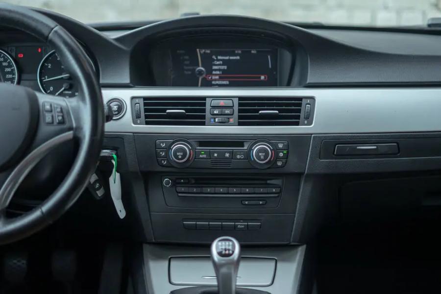 Melns BMW 320 2009 Liepāja, ar dzinēja tilpumu 2.00 L un nobraukumu 259 tūkst. km par 5500 €, foto 22 vietnē AUTOMOTO.COM.LV