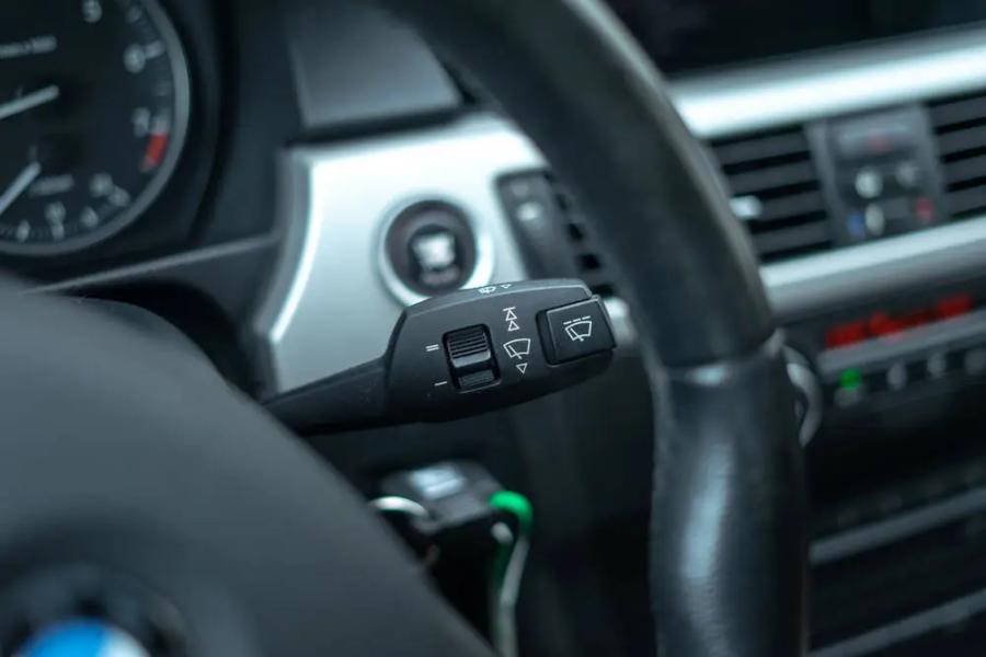 Melns BMW 320 2009 Liepāja, ar dzinēja tilpumu 2.00 L un nobraukumu 259 tūkst. km par 5500 €, foto 25 vietnē AUTOMOTO.COM.LV