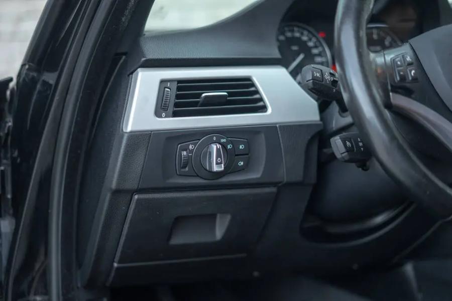 Melns BMW 320 2009 Liepāja, ar dzinēja tilpumu 2.00 L un nobraukumu 259 tūkst. km par 5500 €, foto 32 vietnē AUTOMOTO.COM.LV