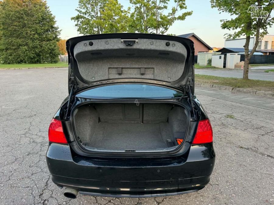 Black BMW 320 2009 in Mazeikiai, with an engine capacity of 2.00 L and mileage of 289 thousand km for 4500 €, photo 19 on AUTOMOTO.COM.LV