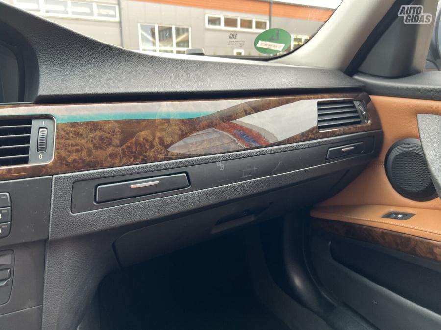 Melns BMW 320 2009 Marijampole, ar dzinēja tilpumu 2.00 L un nobraukumu 289 tūkst. km par 5550 €, foto 14 vietnē AUTOMOTO.COM.LV