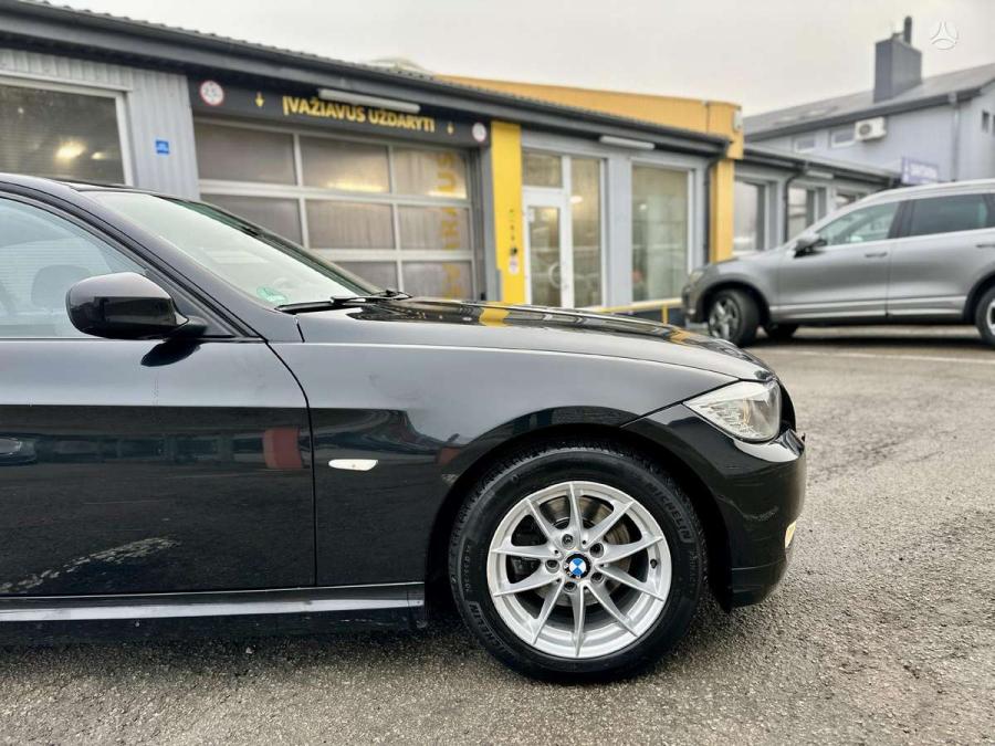 Melns BMW 320 2010 Šauļi, ar dzinēja tilpumu 2.00 L un nobraukumu 230 tūkst. km par 4850 €, foto 4 vietnē AUTOMOTO.COM.LV
