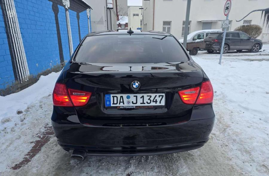 Melns BMW 320 2010 Marijampole, ar dzinēja tilpumu 2.00 L un nobraukumu 300 tūkst. km par 4600 €, foto 13 vietnē AUTOMOTO.COM.LV