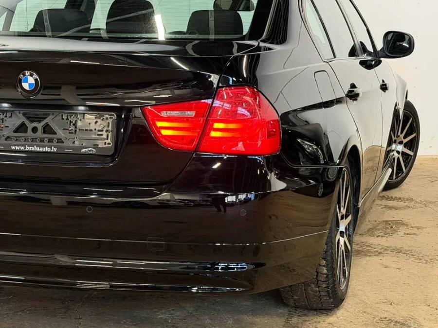 Black BMW 320 2010 in Jurmala, with an engine capacity of 2.00 L and mileage of 260 thousand km for 6995 €, photo 12 on AUTOMOTO.COM.LV