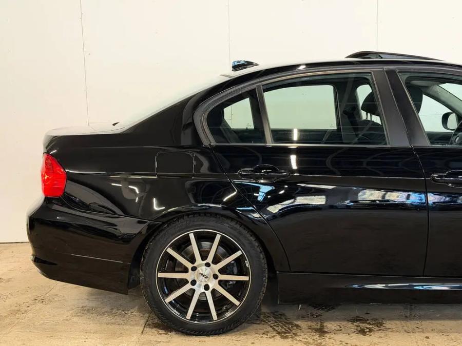 Black BMW 320 2010 in Jurmala, with an engine capacity of 2.00 L and mileage of 260 thousand km for 6995 €, photo 15 on AUTOMOTO.COM.LV