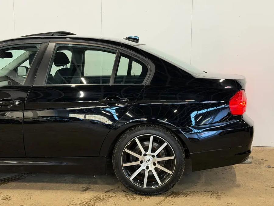 Black BMW 320 2010 in Jurmala, with an engine capacity of 2.00 L and mileage of 260 thousand km for 6995 €, photo 19 on AUTOMOTO.COM.LV