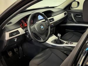 Black BMW 320 2010 in Jurmala, with an engine capacity of 2.00 L and mileage of 260 thousand km for 6995 €, photo 20 on AUTOMOTO.COM.LV