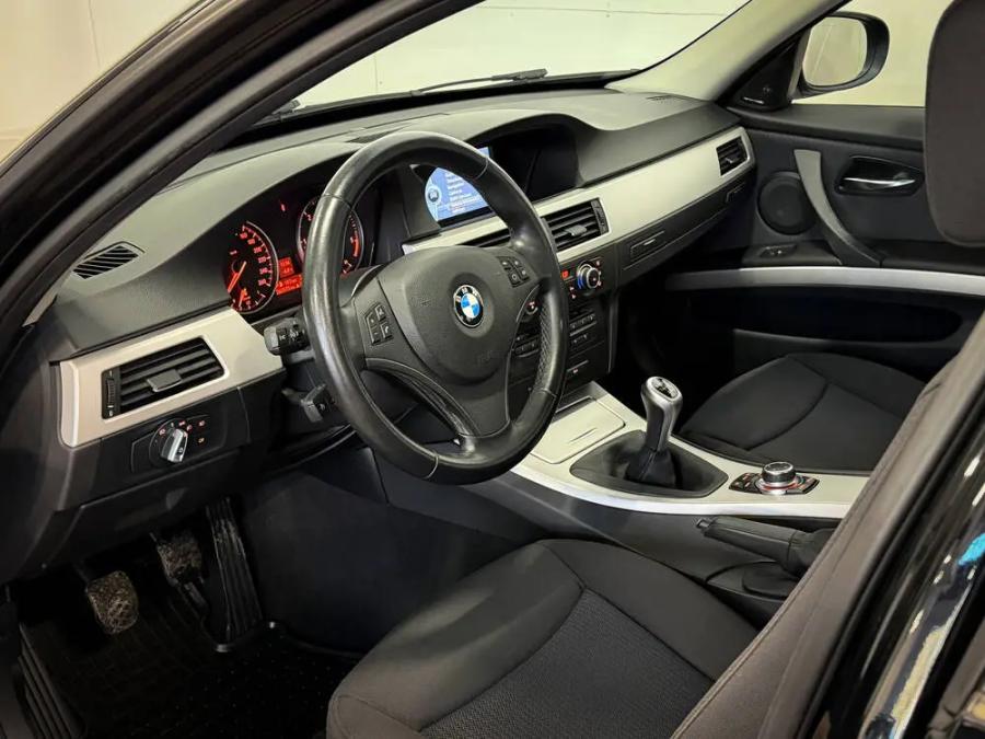 Black BMW 320 2010 in Jurmala, with an engine capacity of 2.00 L and mileage of 260 thousand km for 6995 €, photo 20 on AUTOMOTO.COM.LV
