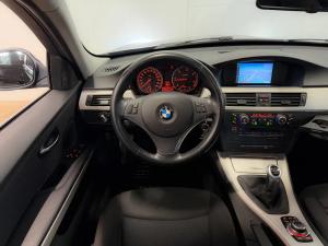 Black BMW 320 2010 in Jurmala, with an engine capacity of 2.00 L and mileage of 260 thousand km for 6995 €, photo 21 on AUTOMOTO.COM.LV