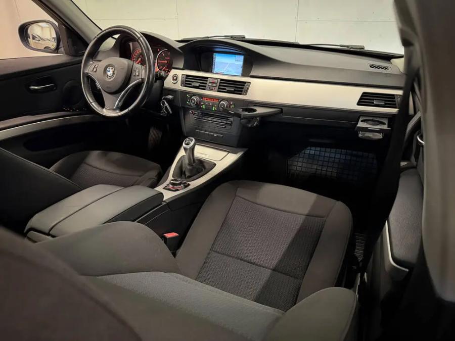 Black BMW 320 2010 in Jurmala, with an engine capacity of 2.00 L and mileage of 260 thousand km for 6995 €, photo 23 on AUTOMOTO.COM.LV