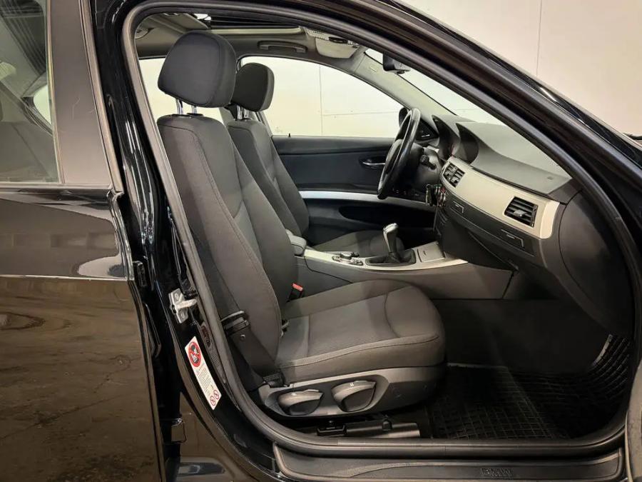 Black BMW 320 2010 in Jurmala, with an engine capacity of 2.00 L and mileage of 260 thousand km for 6995 €, photo 24 on AUTOMOTO.COM.LV