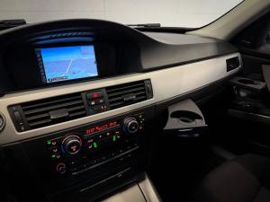 Black BMW 320 2010 in Jurmala, with an engine capacity of 2.00 L and mileage of 260 thousand km for 6995 €, photo 31 on AUTOMOTO.COM.LV